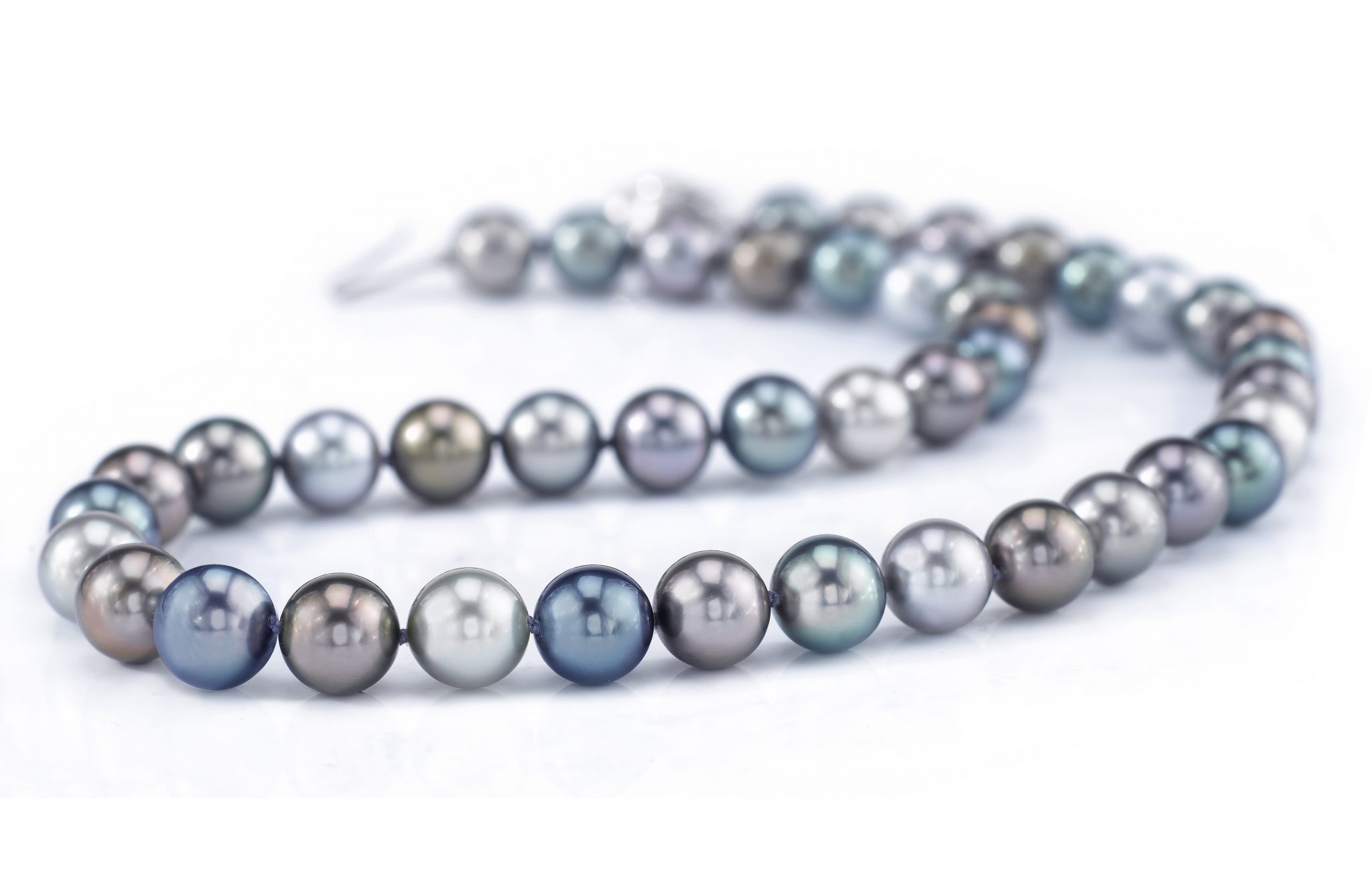 A Closer Look at Pearl Color - From Classic White to Alluring Black